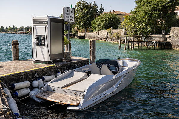 搭載純電 Macan 動力科技，Frauscher x 保時捷 850 Fantom Air 電動遊艇準備啟航::DDCAR 電動車