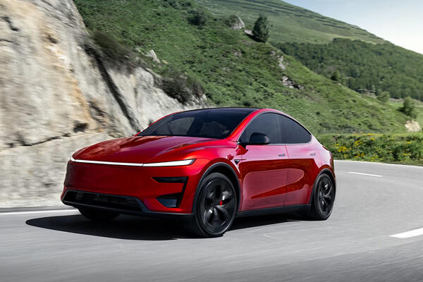 零百加速只要 3.5 秒！特斯拉新款 Model Y Performance 亮相，操控和配備一併升級::DDCAR 電動車