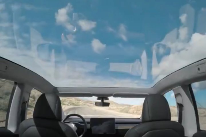 Model Y 擁有史上最棒的全景玻璃車頂！藍天一覽無遺、看過回不去::DDCAR 電動車