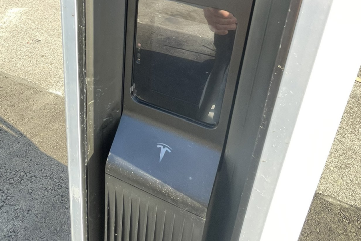 各品牌都能充！免載 APP、配備刷卡機，特斯拉 V4 超充陸續現身歐洲::DDCAR 電動車