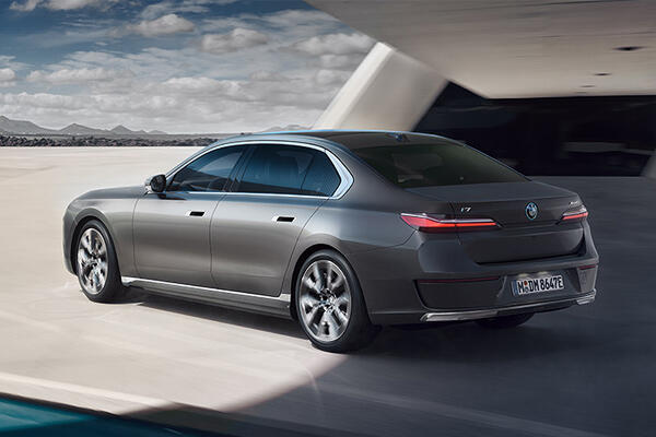 融合全新 Neue Klasse 風格，新款 BMW 7 系列鼻孔縮小還可能導入全新螢幕設計::DDCAR 電動車