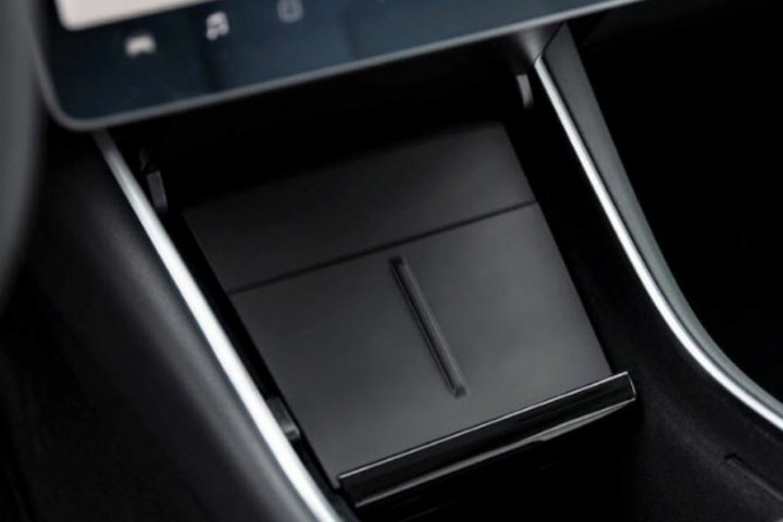 Model Y 標配無線充電板與三組 USB C 充電孔::DDCAR 電動車