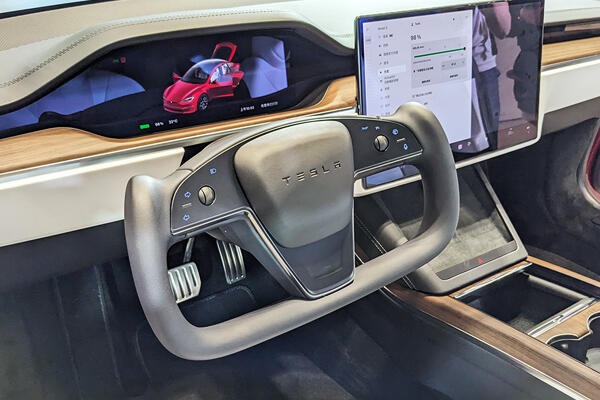 台灣還不受影響，但特斯拉新款 Model S/X 的 Yoke 方向盤美國開始要加價選配了::DDCAR 電動車