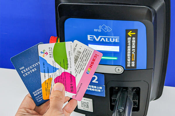靠卡嗶一下就能充電！EVALUE 感應充電服務實戰教學，怎麼用一併告訴你::DDCAR 電動車