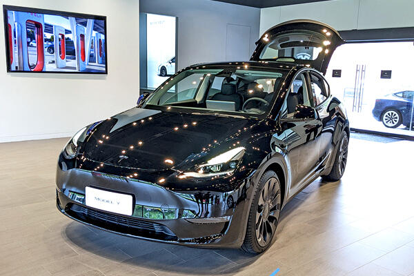 特斯拉 Model Y 開始換搭 HW 4.0 硬體套件！全球第一季銷量也首度攻頂::DDCAR 電動車