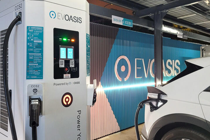 實測 EVOASIS 隨插即充好功能：不分車款、全台適用，第三方快充站也有媲美特斯拉的便利充電體驗::DDCAR 電動車