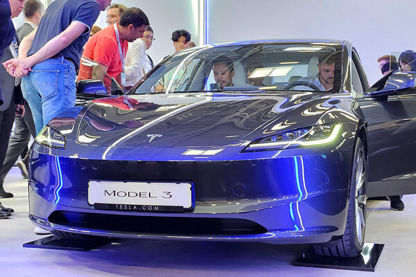 【IAA 車展】更帥氣、配備更滿的特斯拉新款 Model 3 實車先睹為快！::DDCAR 電動車