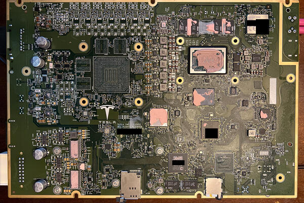 海外大神拆特斯拉 HW 4.0 電腦：Model Y 用降規版，與 X/S 不一樣::DDCAR 電動車
