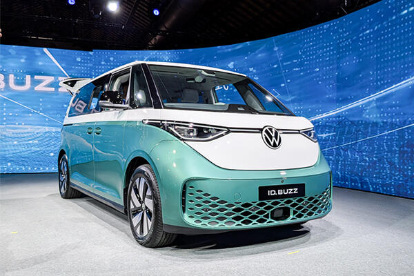 最快十一月底交車，福斯 ID. Buzz 長軸七座純電 MPV 上市、雙色選配優惠價延長到年底::DDCAR 電動車