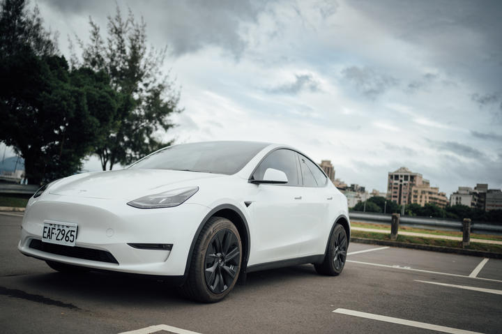 《Model Y 開箱》最棒的車，就是能夠陪著家人，乘載著幸福到下一個旅程::DDCAR 電動車