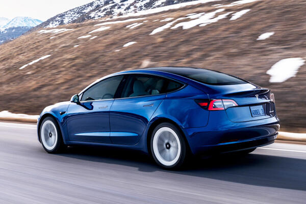 超香的特斯拉 Model 3 LR RWD 後驅車型重出江湖：續航遠達 639 公里，價格又更低，但目前僅限 B2B::DDCAR 電動車