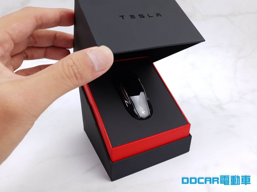 【開箱】Model 3 Key Fob 新款車型遙控鑰匙入手！多圖心得分享::DDCAR 電動車
