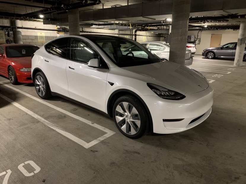 白色內裝的 Model Y 於上市前首次亮相::DDCAR 電動車