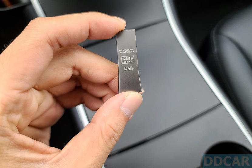 2021 年式新版 Model 3 手套箱升級 USB 3.0，可能為改善哨兵影片畫質所設::DDCAR 電動車