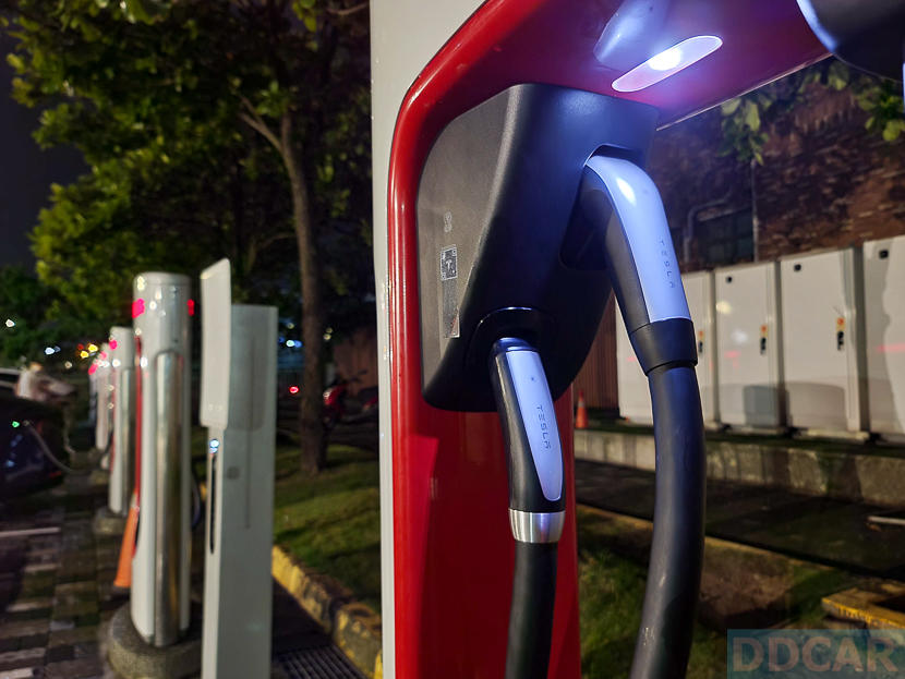 台灣特斯拉首座「雙槍」超充樁是它：CCS2 + TPC 雙規並行，全台站點改造中::DDCAR 電動車