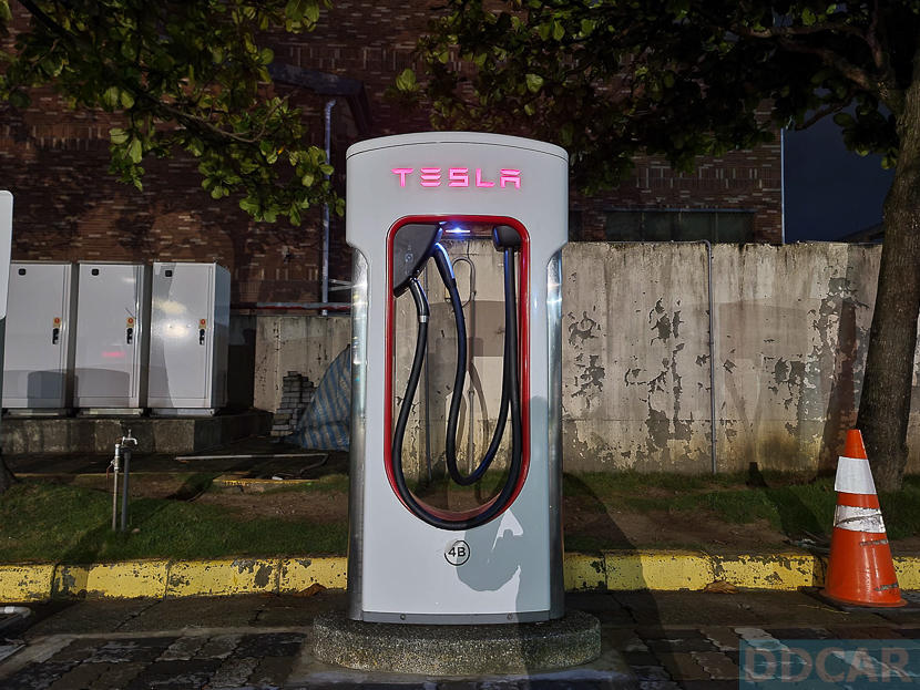 台灣特斯拉首座「雙槍」超充樁是它：CCS2 + TPC 雙規並行，全台站點改造中::DDCAR 電動車