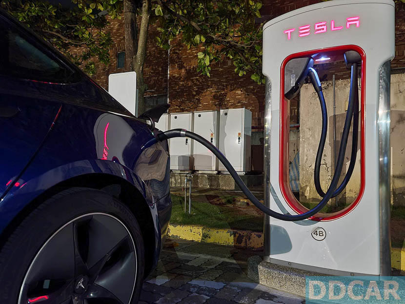 台灣特斯拉首座「雙槍」超充樁是它：CCS2 + TPC 雙規並行，全台站點改造中::DDCAR 電動車