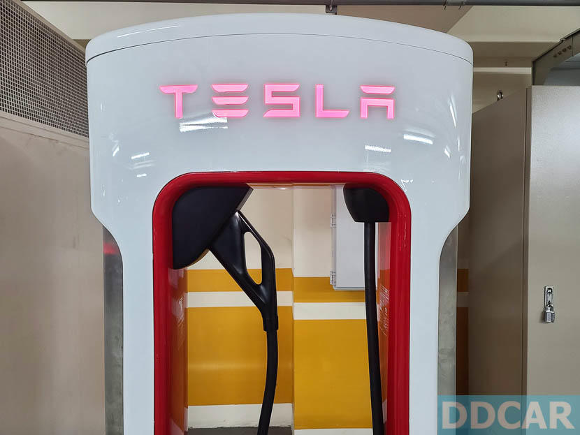 特斯拉土城 V3 超充已改為 1 支 CCS2 與 2 支 TPC 的雙規組合::DDCAR 電動車