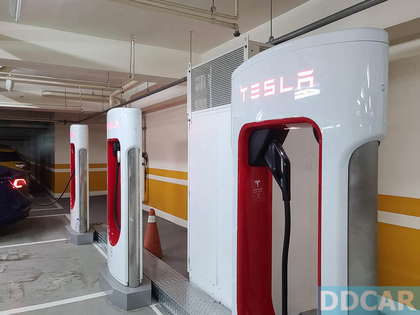特斯拉土城 V3 超充已改為 1 支 CCS2 與 2 支 TPC 的雙規組合::DDCAR 電動車