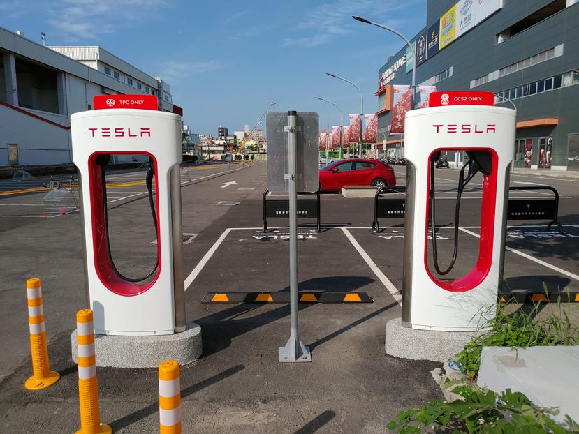 特斯拉已為 V3 超充加上 TPC 或 CCS2 標示，大家從充電槍的外型也能很快分辨規格::DDCAR 電動車