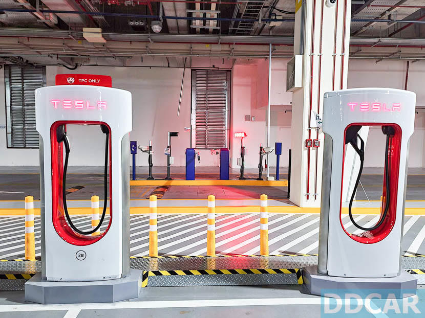 特斯拉已為 V3 超充加上 TPC 或 CCS2 標示，大家從充電槍的外型也能很快分辨規格::DDCAR 電動車