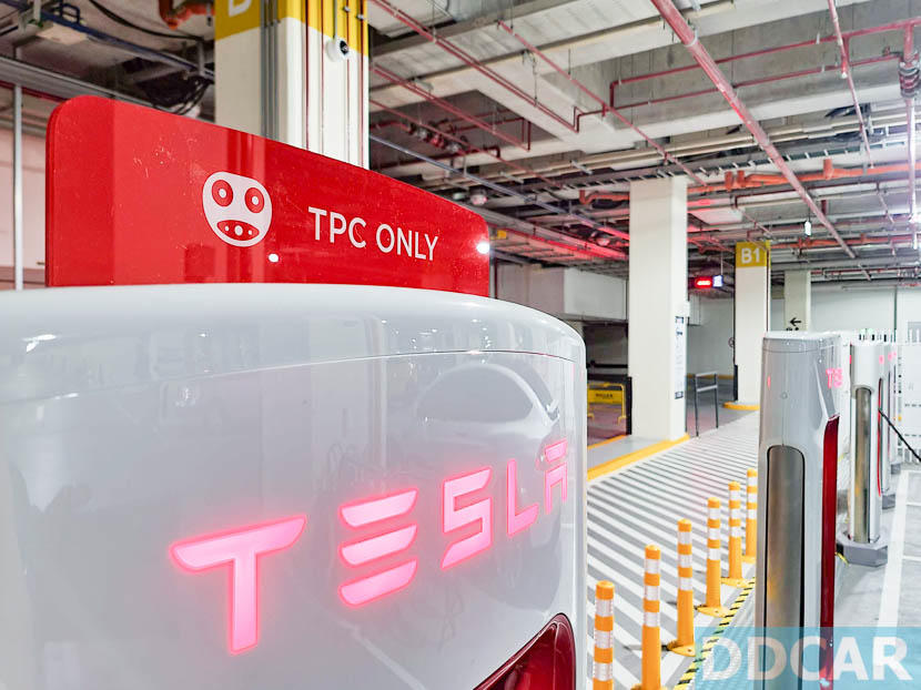 特斯拉已為 V3 超充加上 TPC 或 CCS2 標示，大家從充電槍的外型也能很快分辨規格::DDCAR 電動車