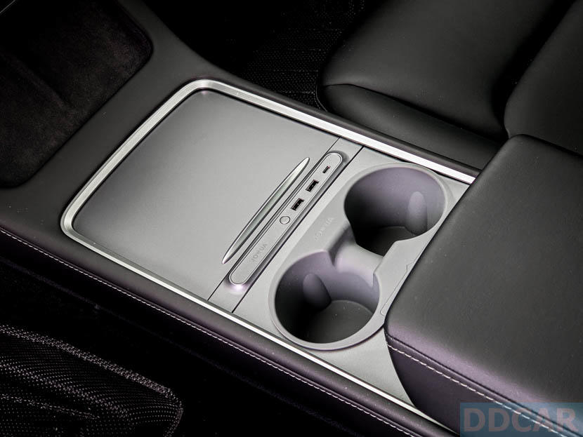 Model 3 中控新貨！Jowua Mini LED Hub Bar 宛如原廠的超高整合設計，美觀與擴充一兼二顧::DDCAR 電動車