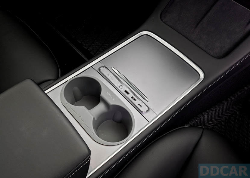 Model 3 中控新貨！Jowua Mini LED Hub Bar 宛如原廠的超高整合設計，美觀與擴充一兼二顧::DDCAR 電動車