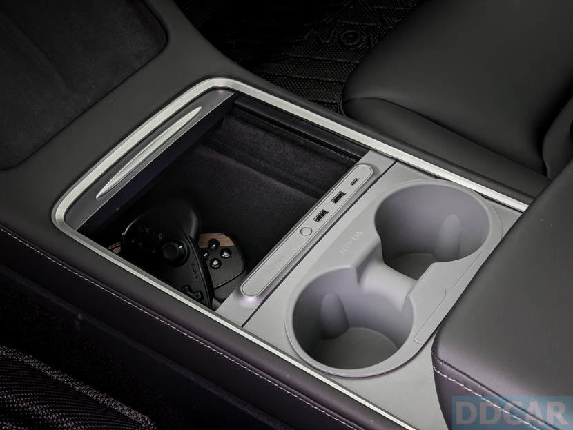 Model 3 中控新貨！Jowua Mini LED Hub Bar 宛如原廠的超高整合設計，美觀與擴充一兼二顧::DDCAR 電動車