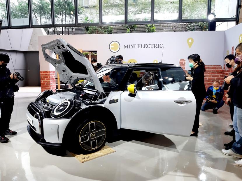三萬元預售開跑：Mini Cooper SE 英式純電搶先看！::DDCAR 電動車