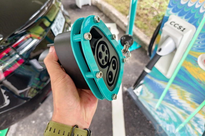 台泥 NHOA.TCC 台北至善充電站啟用！CCS1 to TPC 轉接頭準備好了，森林系充電站設有二樓觀景台::DDCAR 電動車