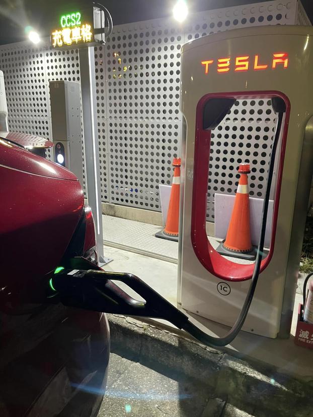 TPC 老車主的曙光，特斯拉超充也能使用副廠 CCS2 轉接頭成功充電::DDCAR 電動車
