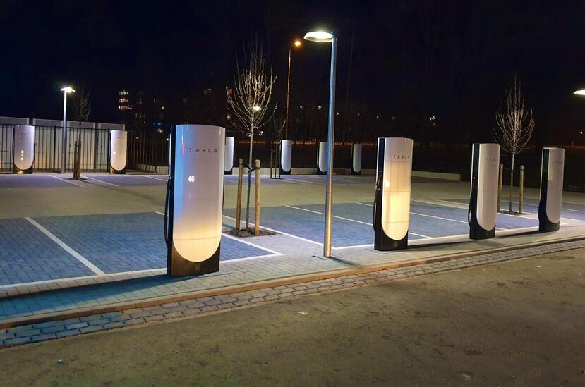 特斯拉全新 V4 超充搶先在歐洲亮相：造型大改、線纜變長更方便對應它牌電動車::DDCAR 電動車