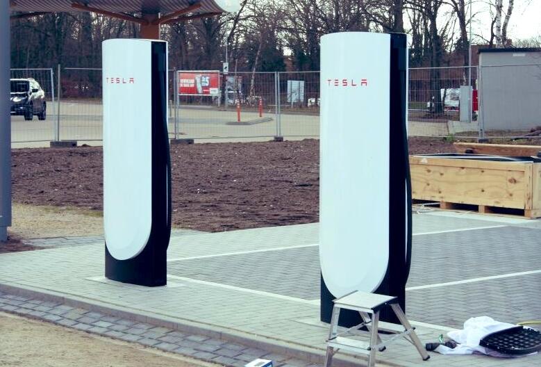 特斯拉全新 V4 超充搶先在歐洲亮相：造型大改、線纜變長更方便對應它牌電動車::DDCAR 電動車