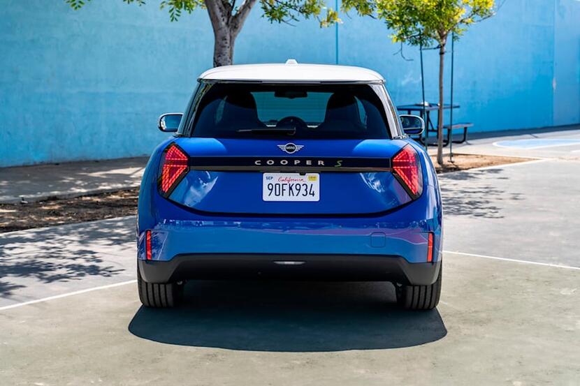 窄邊框圓形中控螢幕+HUD 抬頭顯示器，新世代 Mini Cooper 純電掀背內裝設計公開::DDCAR 電動車