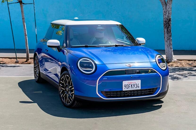 窄邊框圓形中控螢幕+HUD 抬頭顯示器，新世代 Mini Cooper 純電掀背內裝設計公開::DDCAR 電動車