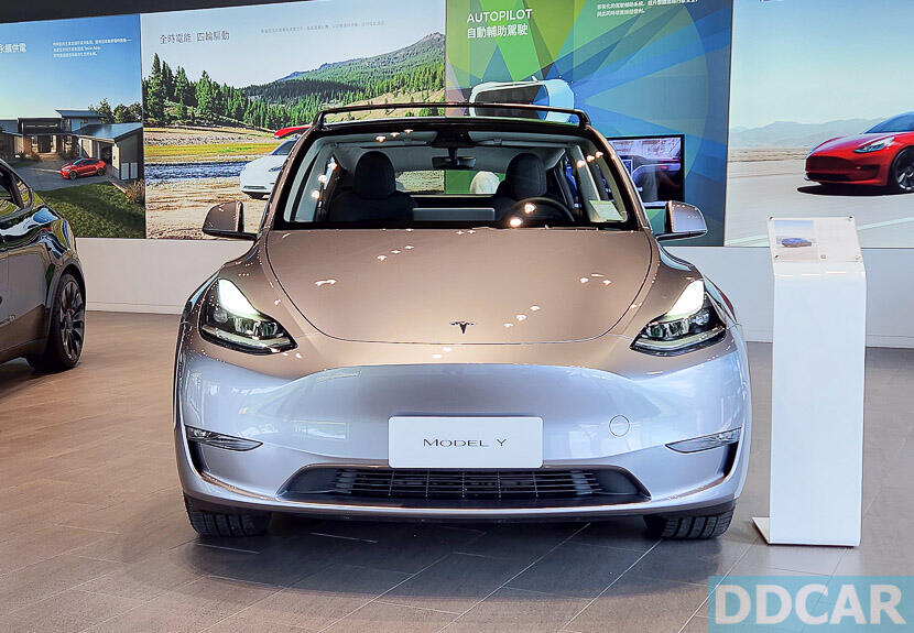 此刻下訂最快六月可交車，特斯拉 Model Y「閃電銀」新車色進駐全台展間::DDCAR 電動車