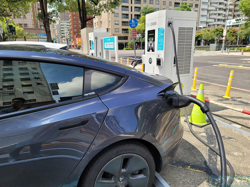 實測 EVOASIS 隨插即充好功能：不分車款、全台適用，第三方快充站也有媲美特斯拉的便利充電體驗::DDCAR 電動車