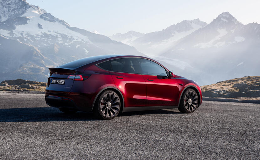 特斯拉 Model Y「午夜櫻桃紅」新色來了,深藍車色也一併在台開放選配 Ddcar 電動車