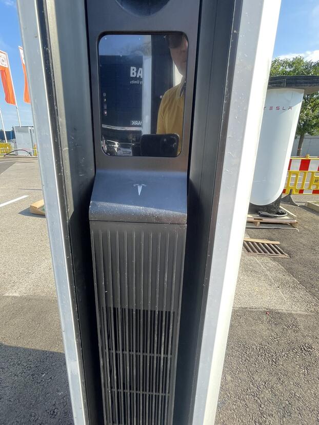 各品牌都能充！免載 APP、配備刷卡機，特斯拉 V4 超充陸續現身歐洲::DDCAR 電動車