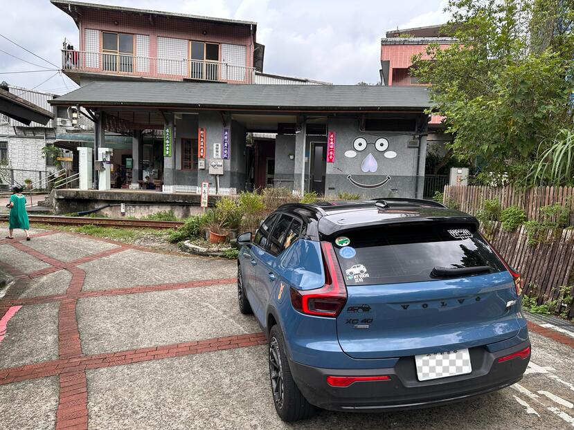 開著電動車與毛孩出遊趣，踩點「小沖繩」海景食堂！東北角一日遊這樣玩 - XC40 Recharge / 電耗紀錄::DDCAR 電動車