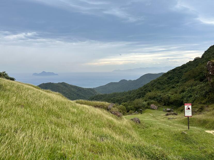 開著電動車與毛孩出遊趣，踩點「小沖繩」海景食堂！東北角一日遊這樣玩 - XC40 Recharge / 電耗紀錄::DDCAR 電動車