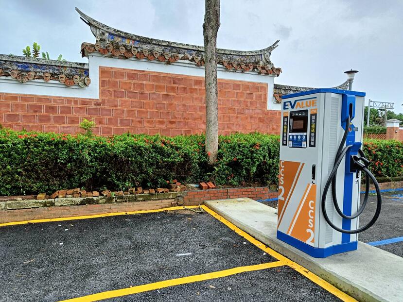 補電、購物、觀光一次滿足！有十個充電車位的 EVALUE 嘉義吳鳳公園充電站啟用::DDCAR 電動車