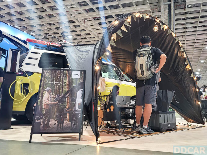 福斯 ID.Buzz 跨界 3D Mats 進駐台北戶外用品展，超人氣電動車祭十萬優惠！::DDCAR 電動車