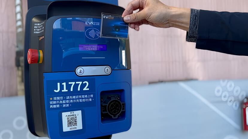 EVALUE 充電服務升級！隨插即充、智慧地鎖上線，快充樁數量明年要衝到 110 座::DDCAR 電動車