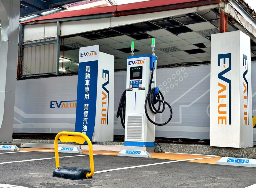 EVALUE 充電服務升級！隨插即充、智慧地鎖上線，快充樁數量明年要衝到 110 座::DDCAR 電動車