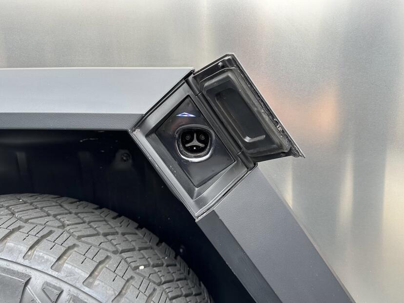 充電孔位置太奇特，Cybertruck 恐怕無法使用 CCS1 to TPC 原廠轉接頭::DDCAR 電動車