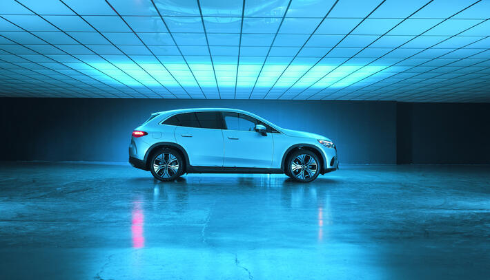 入手門檻更低、動力選擇更豐富，賓士在台開賣改款 EQA、EQB 和 EQE 300 SUV 後驅車型::DDCAR 電動車