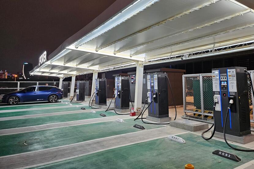 U-POWER 台中安和站大手筆升級「一位雙槍」：八台 CCS1 電車同時充電嘸問題，特斯拉與野馬照樣可以充::DDCAR 電動車