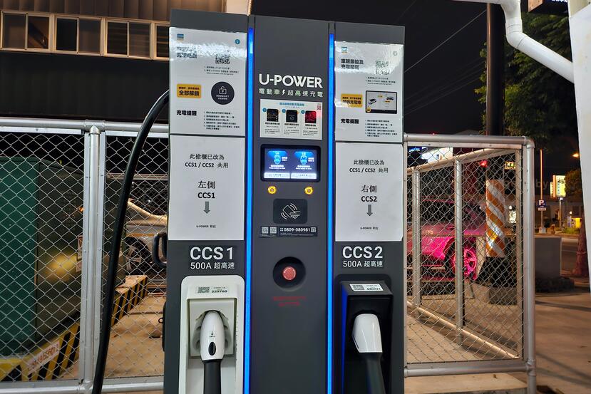 U-POWER 台中安和站大手筆升級「一位雙槍」：八台 CCS1 電車同時充電嘸問題，特斯拉與野馬照樣可以充::DDCAR 電動車
